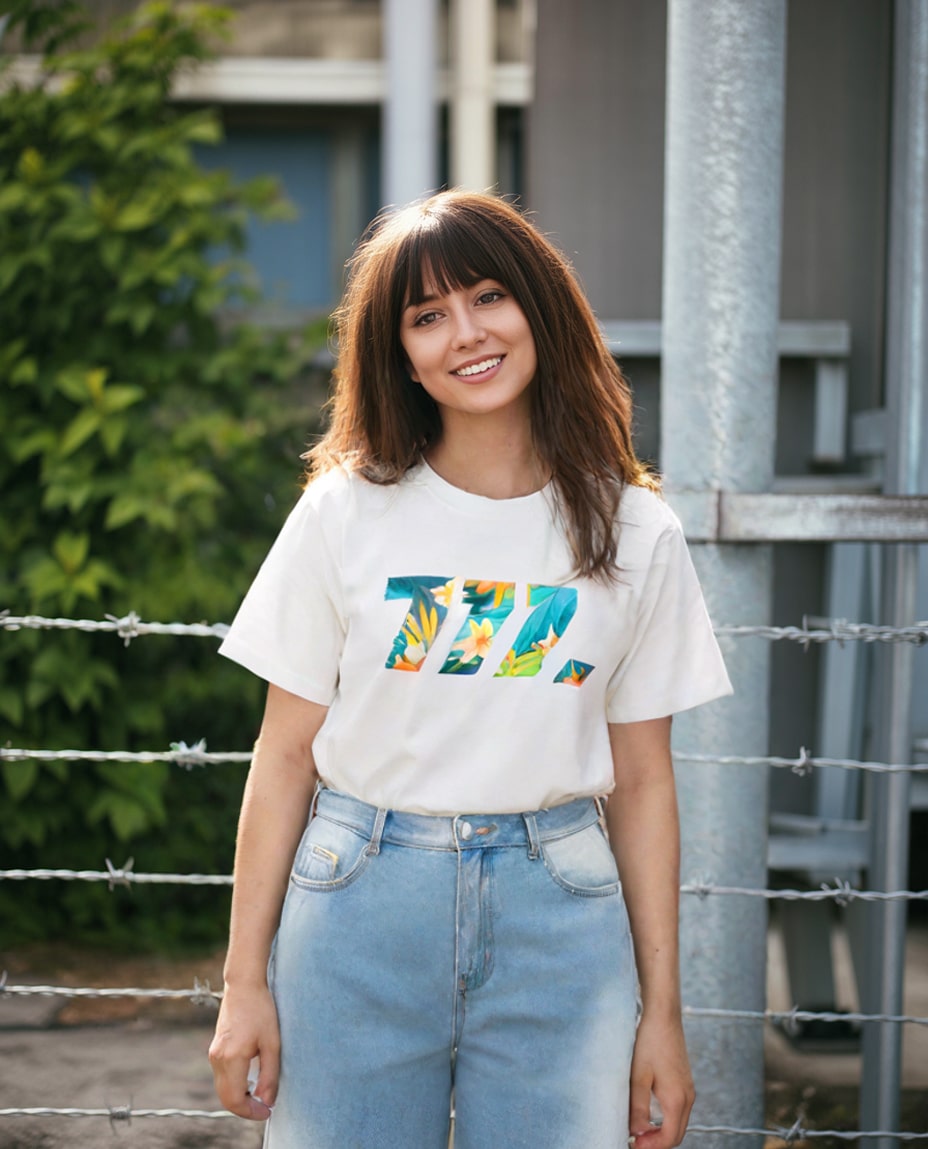 Damen T-Shirt Weiß mit „777“-Print im Blumen-Design – BALTAG Kollektio – Baltag store